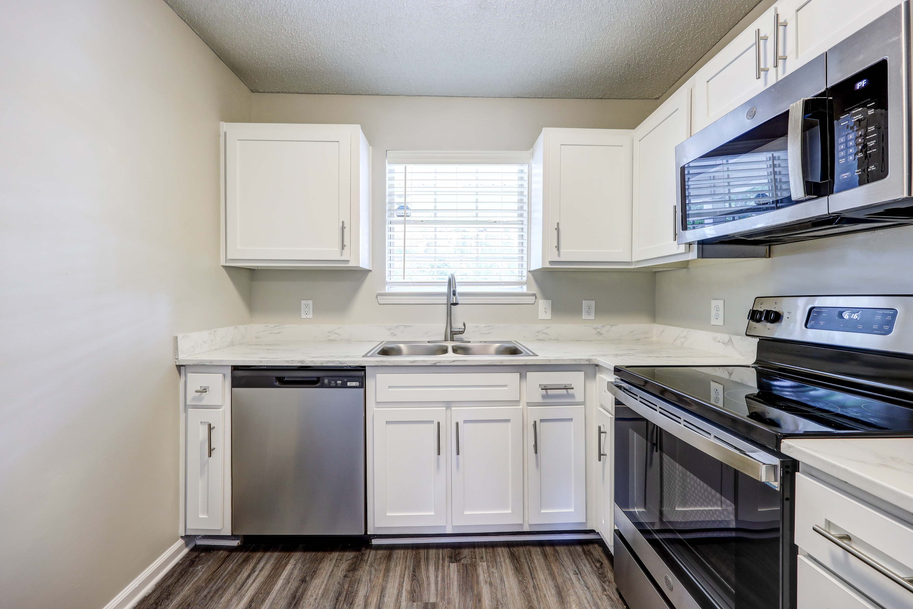 Gallery - Lakeview Oaks Apartments