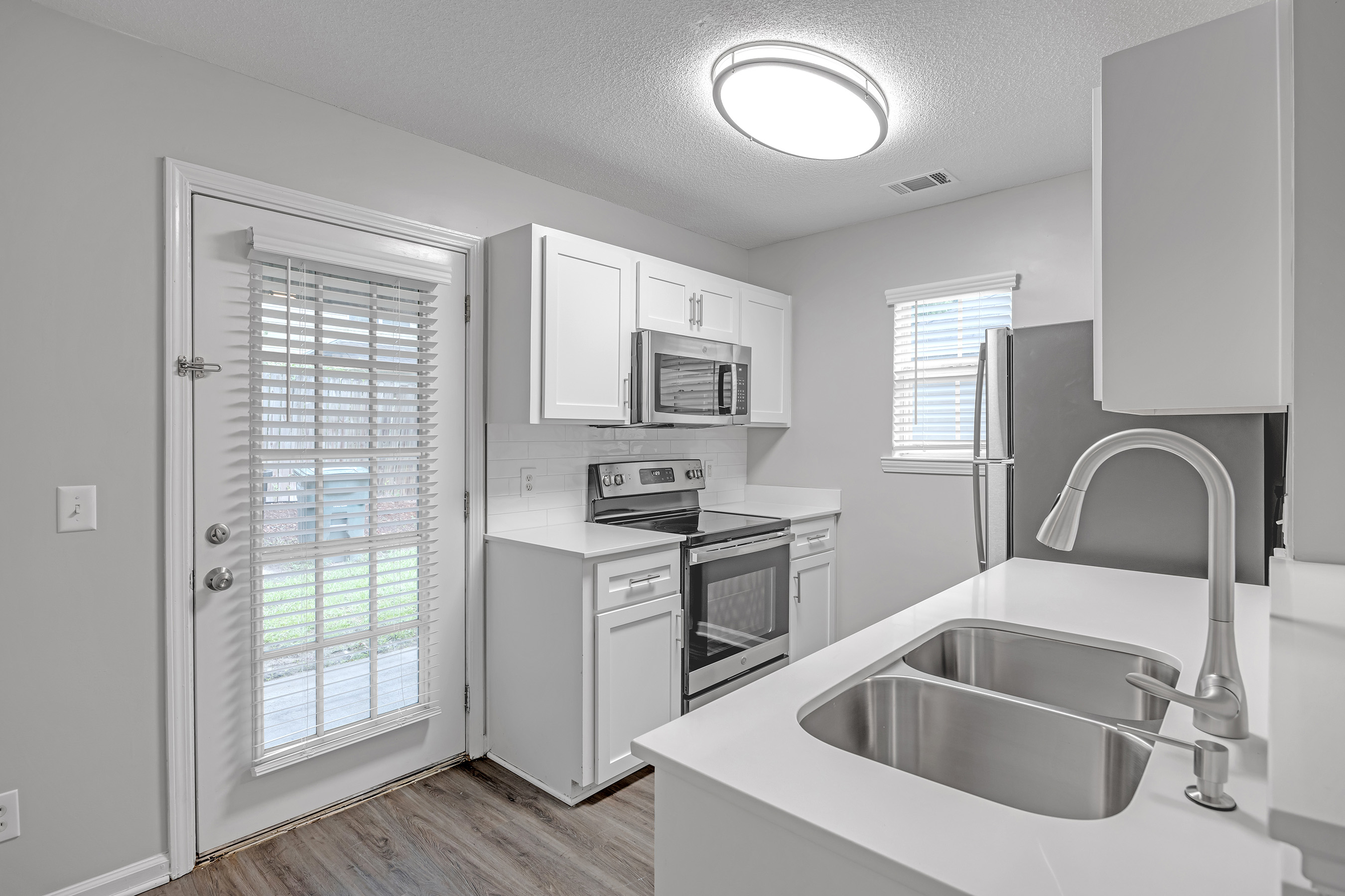 Gallery - Lakeview Oaks Apartments